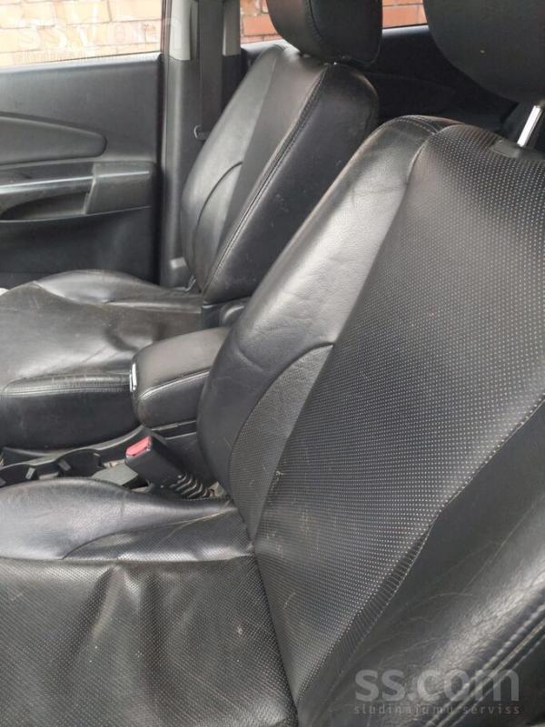 Black Hyundai Tucson 2006 in Liepaja, with an engine capacity of 2.00 L and mileage of 300 thousand km for 1550 €, photo 8 on AUTOMOTO.COM.LV
