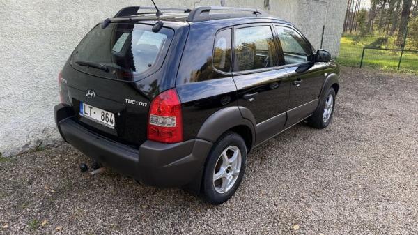 Black Hyundai Tucson 2006 in Valmiera, with an engine capacity of 2.00 L and mileage of 274 thousand km for 2350 €, photo 4 on AUTOMOTO.COM.LV