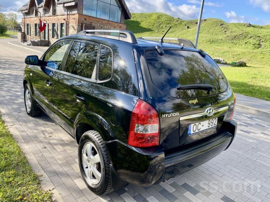 Black Hyundai Tucson 2007 in Rezekne, with an engine capacity of 2.00 L and mileage of 0 thousand km for 3950 €, photo 6 on AUTOMOTO.COM.LV