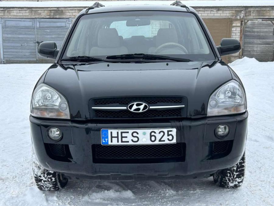 Black Hyundai Tucson 2007 in Ukmerge, with an engine capacity of 1.99 L and mileage of 178 thousand km for 2650 €, photo 3 on AUTOMOTO.COM.LV