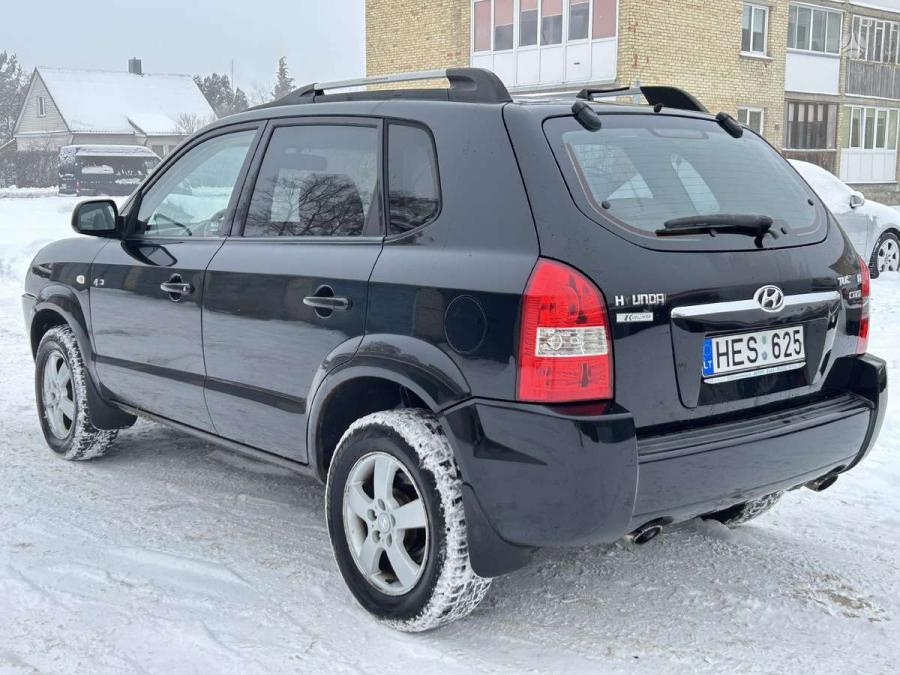 Black Hyundai Tucson 2007 in Ukmerge, with an engine capacity of 1.99 L and mileage of 178 thousand km for 2650 €, photo 5 on AUTOMOTO.COM.LV
