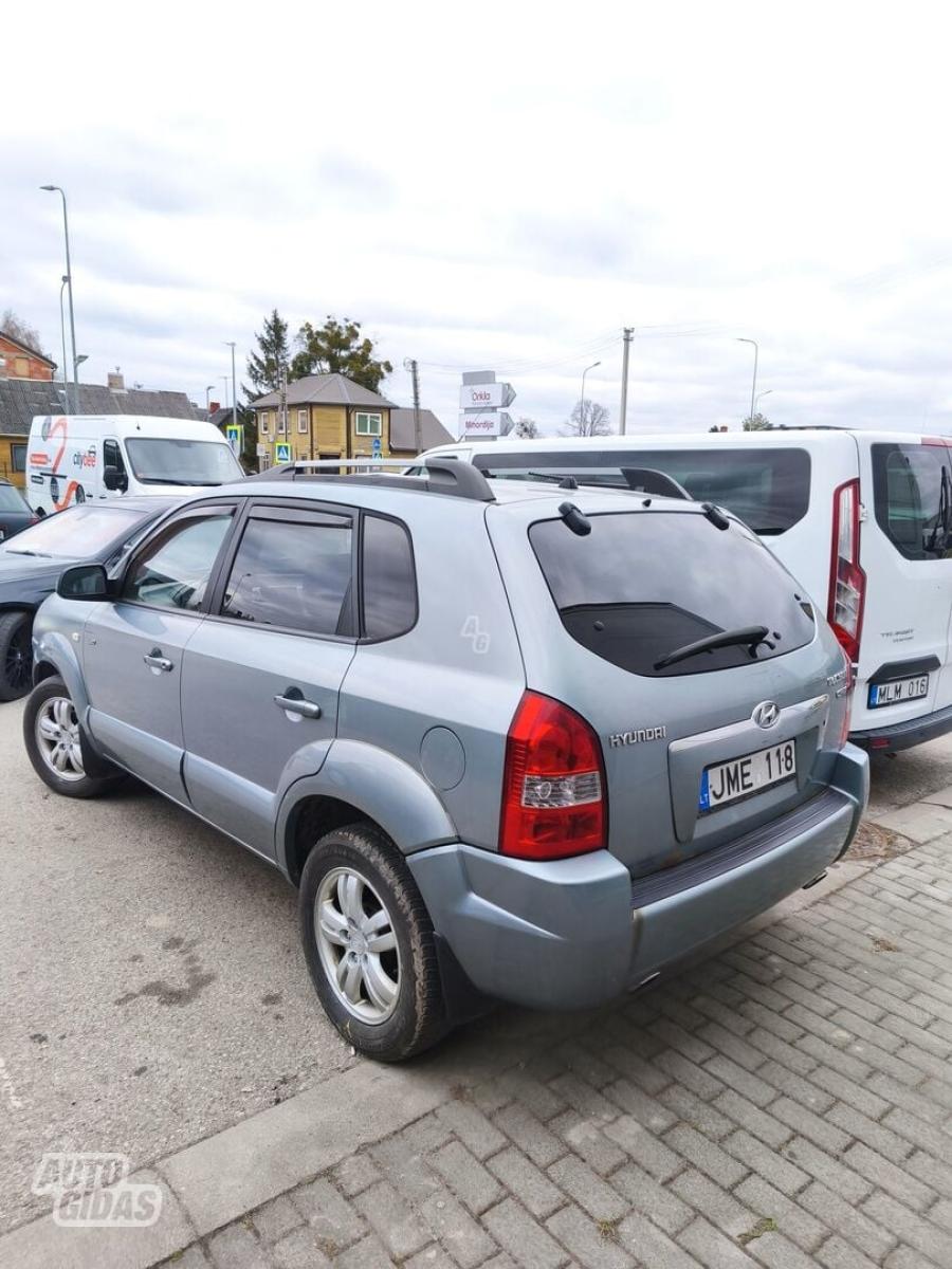 Black Hyundai Tucson 2007 in Kaunas, with an engine capacity of 2.00 L and mileage of 245 thousand km for 1299 €, photo 4 on AUTOMOTO.COM.LV