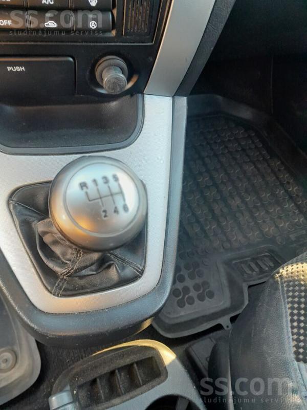 Black Hyundai Tucson 2007 in Kuldiga, with an engine capacity of 2.00 L and mileage of 289 thousand km for 2950 €, photo 8 on AUTOMOTO.COM.LV