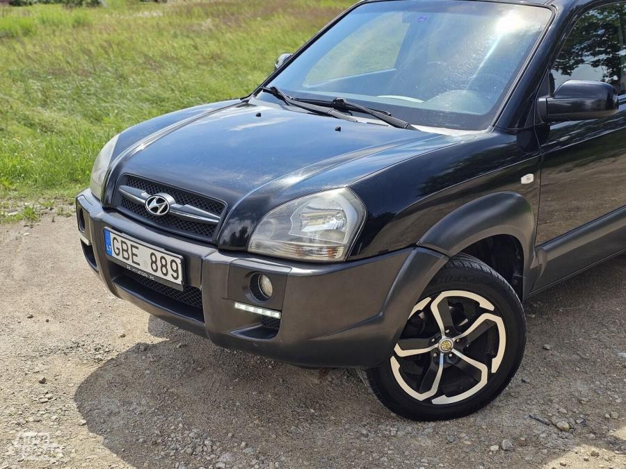 Black Hyundai Tucson 2007 in Siauliai, with an engine capacity of 2.00 L and mileage of 162 thousand km for 3500 €, photo 3 on AUTOMOTO.COM.LV