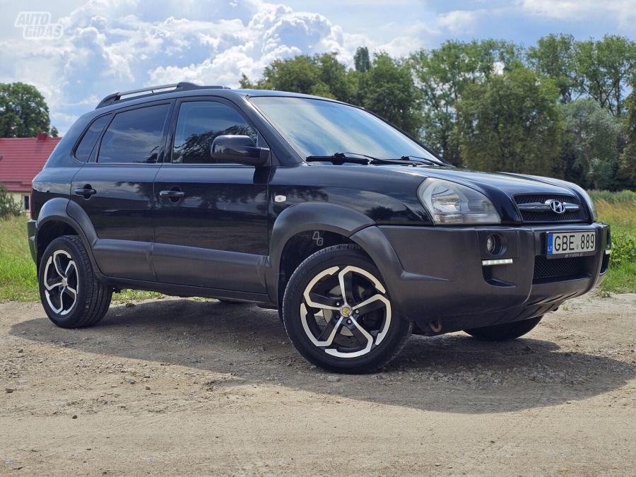 Black Hyundai Tucson 2007 in Siauliai, with an engine capacity of 2.00 L and mileage of 162 thousand km for 3500 €, photo 4 on AUTOMOTO.COM.LV