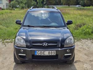 Black Hyundai Tucson 2007 in Siauliai, with an engine capacity of 2.00 L and mileage of 162 thousand km for 3500 €, photo 8 on AUTOMOTO.COM.LV