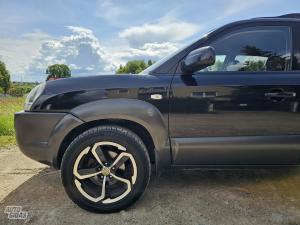 Black Hyundai Tucson 2007 in Siauliai, with an engine capacity of 2.00 L and mileage of 162 thousand km for 3500 €, photo 12 on AUTOMOTO.COM.LV