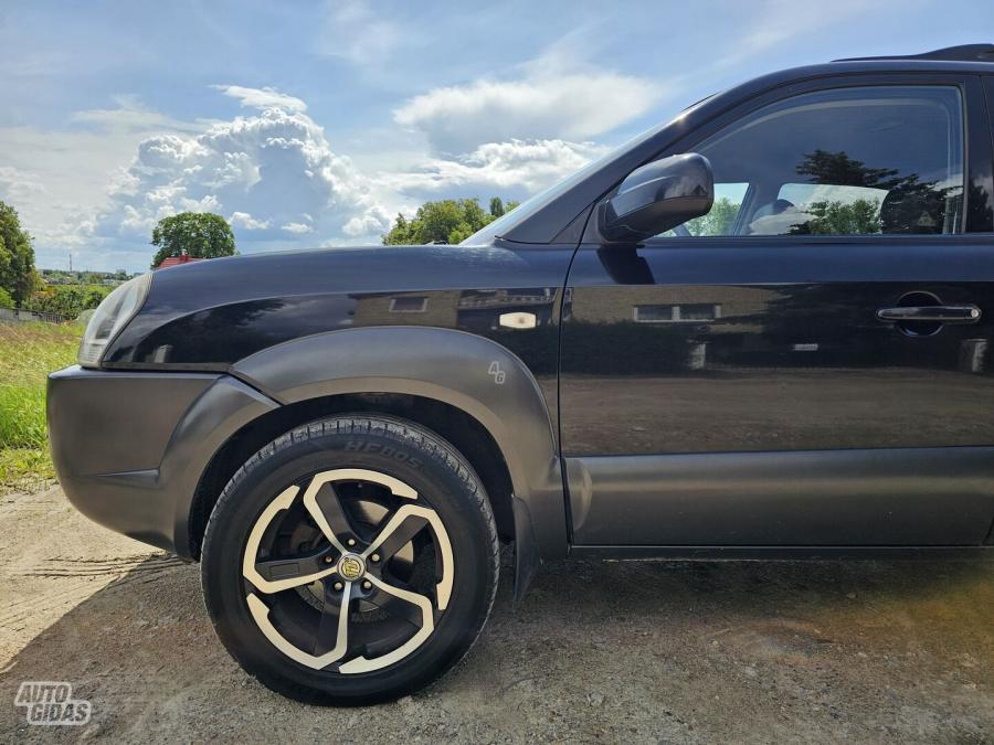 Black Hyundai Tucson 2007 in Siauliai, with an engine capacity of 2.00 L and mileage of 162 thousand km for 3500 €, photo 12 on AUTOMOTO.COM.LV