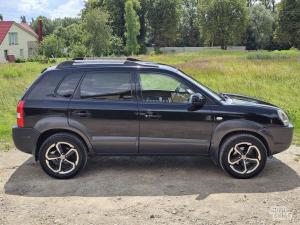 Black Hyundai Tucson 2007 in Siauliai, with an engine capacity of 2.00 L and mileage of 162 thousand km for 3500 €, photo 15 on AUTOMOTO.COM.LV