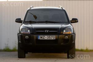 Black Hyundai Tucson 2007 in Jelgava, with an engine capacity of 2.00 L and mileage of 289 thousand km for 3700 €, photo 3 on AUTOMOTO.COM.LV