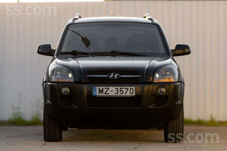 Black Hyundai Tucson 2007 in Jelgava, with an engine capacity of 2.00 L and mileage of 289 thousand km for 3700 €, photo 3 on AUTOMOTO.COM.LV