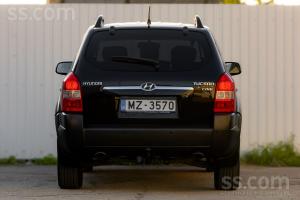 Black Hyundai Tucson 2007 in Jelgava, with an engine capacity of 2.00 L and mileage of 289 thousand km for 3700 €, photo 6 on AUTOMOTO.COM.LV