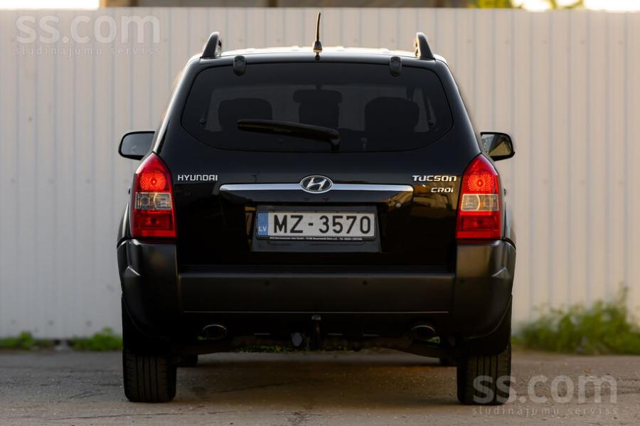 Black Hyundai Tucson 2007 in Jelgava, with an engine capacity of 2.00 L and mileage of 289 thousand km for 3700 €, photo 6 on AUTOMOTO.COM.LV
