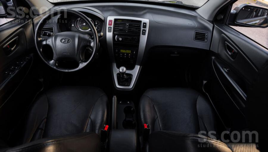 Black Hyundai Tucson 2007 in Jelgava, with an engine capacity of 2.00 L and mileage of 289 thousand km for 3700 €, photo 8 on AUTOMOTO.COM.LV