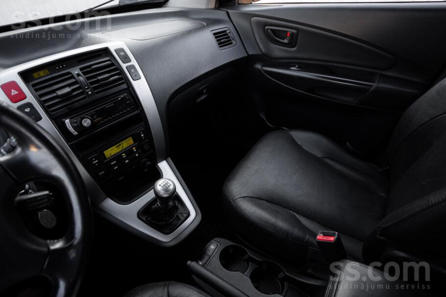 Black Hyundai Tucson 2007 in Jelgava, with an engine capacity of 2.00 L and mileage of 289 thousand km for 3700 €, photo 11 on AUTOMOTO.COM.LV