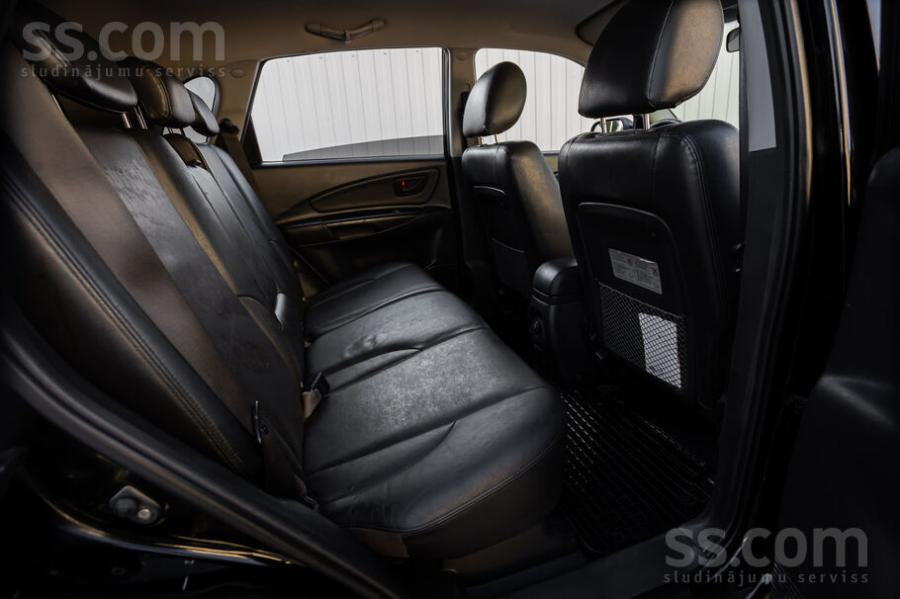 Black Hyundai Tucson 2007 in Jelgava, with an engine capacity of 2.00 L and mileage of 289 thousand km for 3700 €, photo 12 on AUTOMOTO.COM.LV