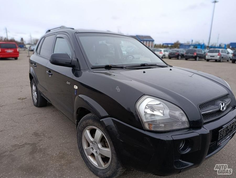Black Hyundai Tucson 2008 in Marijampole, with an engine capacity of 2.00 L and mileage of 185 thousand km for 2400 €, photo 1 on AUTOMOTO.COM.LV
