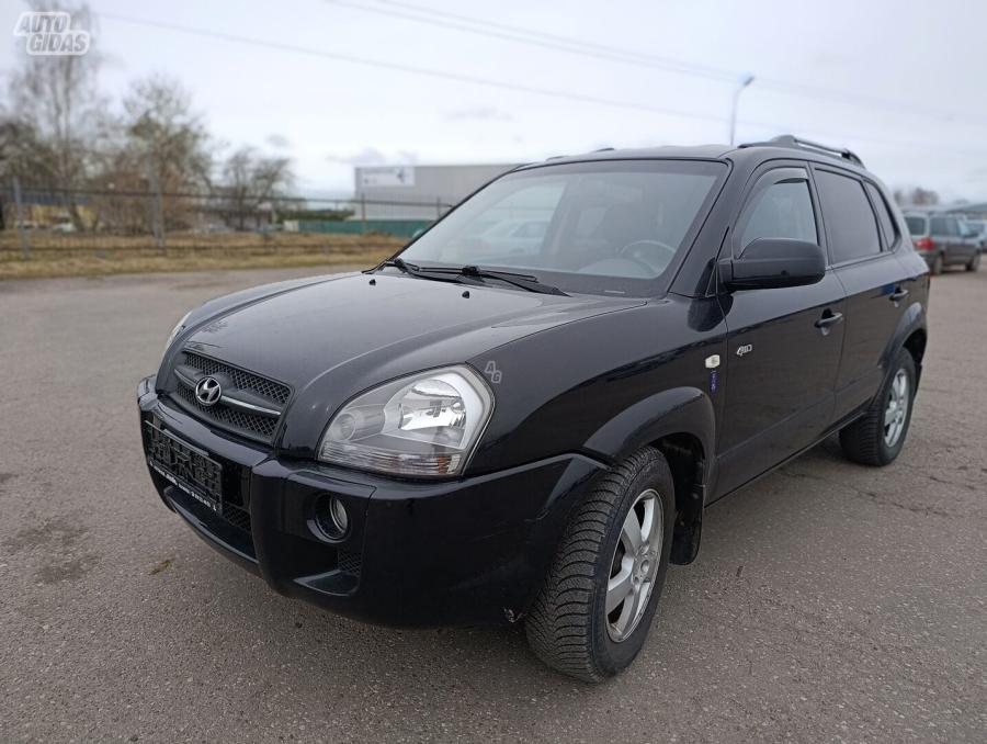Black Hyundai Tucson 2008 in Marijampole, with an engine capacity of 2.00 L and mileage of 185 thousand km for 2400 €, photo 2 on AUTOMOTO.COM.LV