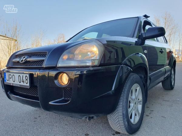 Black Hyundai Tucson 2008 in Siauliai, with an engine capacity of 2.00 L and mileage of 289 thousand km for 2900 €, photo 2 on AUTOMOTO.COM.LV