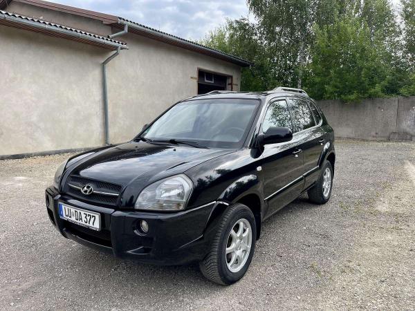 Black Hyundai Tucson 2008 in Telschi, with an engine capacity of 1.98 L and mileage of 245 thousand km for 2750 €, photo 1 on AUTOMOTO.COM.LV