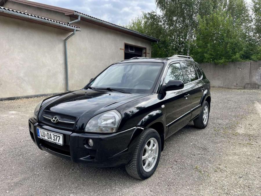 Black Hyundai Tucson 2008 in Telschi, with an engine capacity of 1.98 L and mileage of 245 thousand km for 2750 €, photo 1 on AUTOMOTO.COM.LV