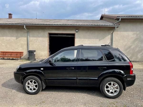 Black Hyundai Tucson 2008 in Telschi, with an engine capacity of 1.98 L and mileage of 245 thousand km for 2750 €, photo 2 on AUTOMOTO.COM.LV