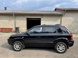 Black Hyundai Tucson 2008 in Telschi, with an engine capacity of 1.98 L and mileage of 245 thousand km for 2750 €, photo 3 on AUTOMOTO.COM.LV