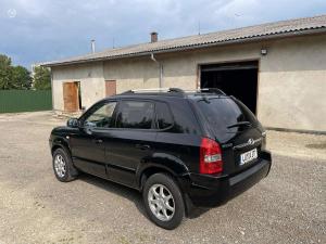 Black Hyundai Tucson 2008 in Telschi, with an engine capacity of 1.98 L and mileage of 245 thousand km for 2750 €, photo 4 on AUTOMOTO.COM.LV