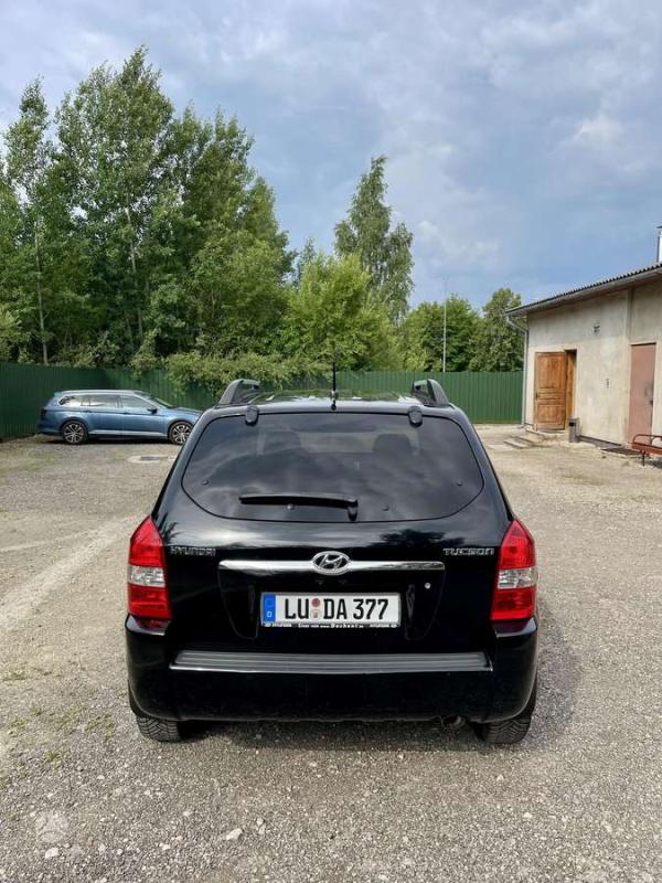 Black Hyundai Tucson 2008 in Telschi, with an engine capacity of 1.98 L and mileage of 245 thousand km for 2750 €, photo 4 on AUTOMOTO.COM.LV