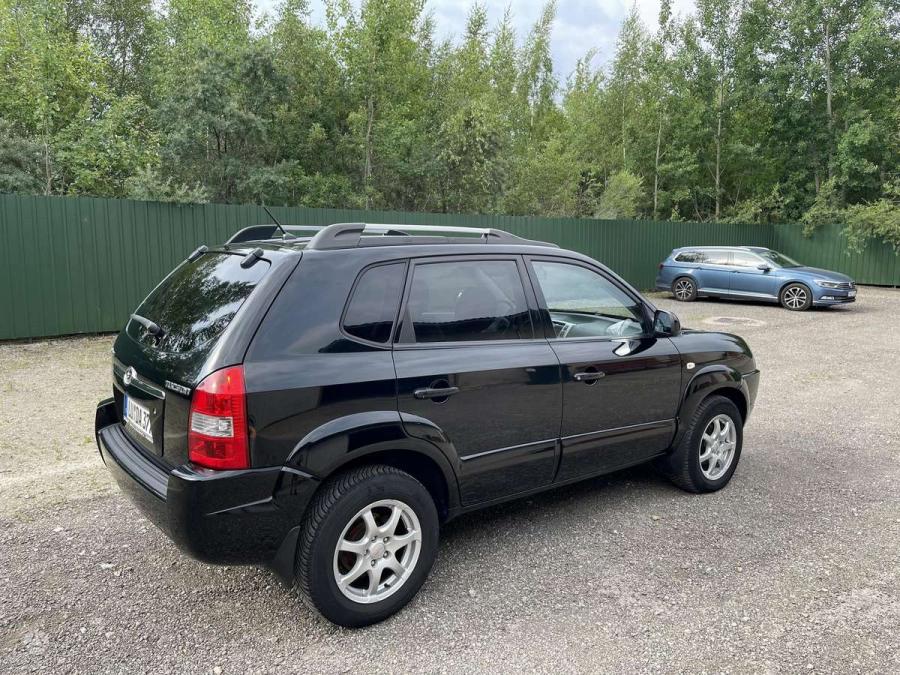 Black Hyundai Tucson 2008 in Telschi, with an engine capacity of 1.98 L and mileage of 245 thousand km for 2750 €, photo 6 on AUTOMOTO.COM.LV