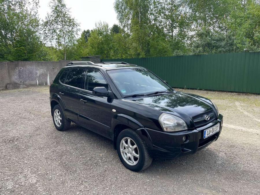 Black Hyundai Tucson 2008 in Telschi, with an engine capacity of 1.98 L and mileage of 245 thousand km for 2750 €, photo 8 on AUTOMOTO.COM.LV