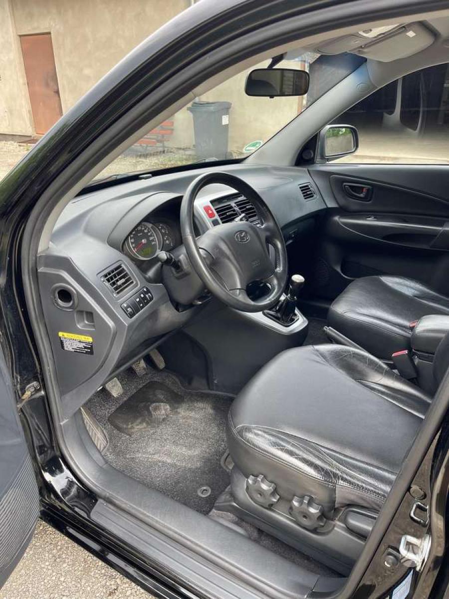 Black Hyundai Tucson 2008 in Telschi, with an engine capacity of 1.98 L and mileage of 245 thousand km for 2750 €, photo 13 on AUTOMOTO.COM.LV