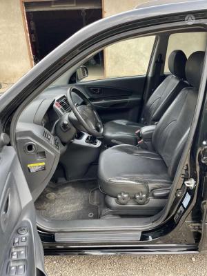 Black Hyundai Tucson 2008 in Telschi, with an engine capacity of 1.98 L and mileage of 245 thousand km for 2750 €, photo 14 on AUTOMOTO.COM.LV