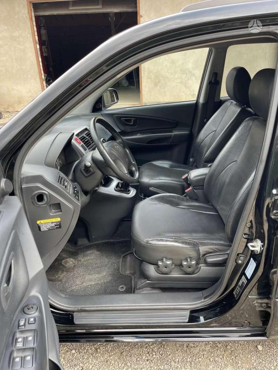 Black Hyundai Tucson 2008 in Telschi, with an engine capacity of 1.98 L and mileage of 245 thousand km for 2750 €, photo 14 on AUTOMOTO.COM.LV