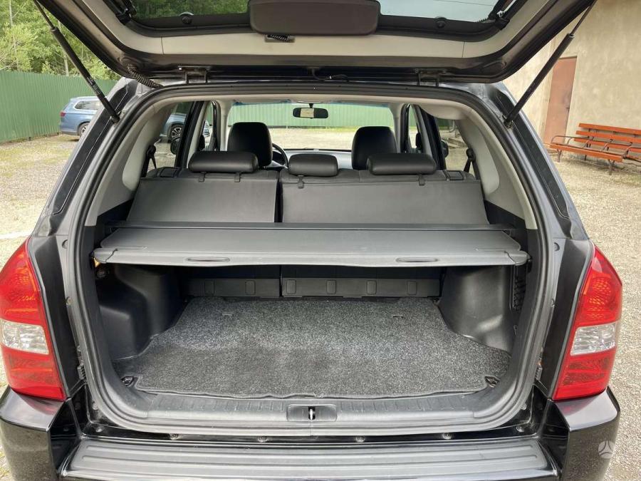 Black Hyundai Tucson 2008 in Telschi, with an engine capacity of 1.98 L and mileage of 245 thousand km for 2750 €, photo 16 on AUTOMOTO.COM.LV