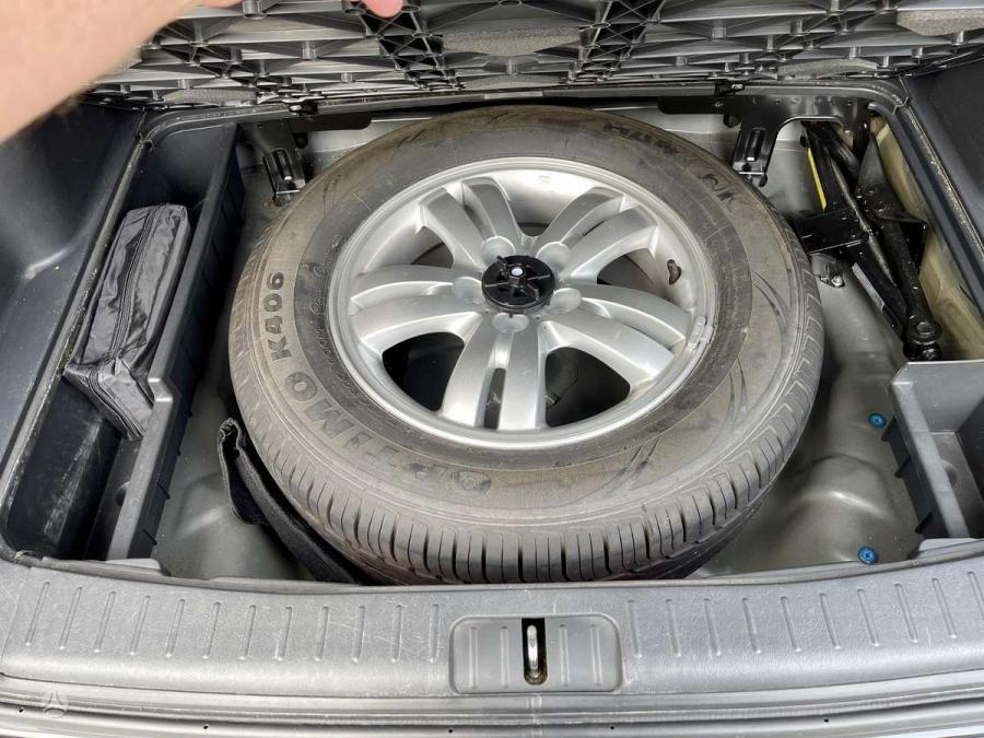 Black Hyundai Tucson 2008 in Telschi, with an engine capacity of 1.98 L and mileage of 245 thousand km for 2750 €, photo 17 on AUTOMOTO.COM.LV