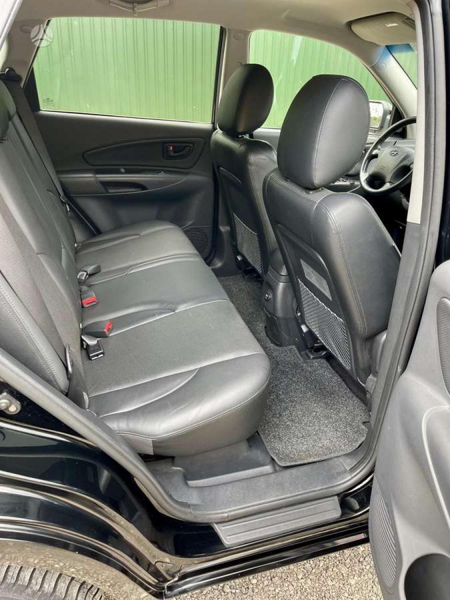 Black Hyundai Tucson 2008 in Telschi, with an engine capacity of 1.98 L and mileage of 245 thousand km for 2750 €, photo 18 on AUTOMOTO.COM.LV