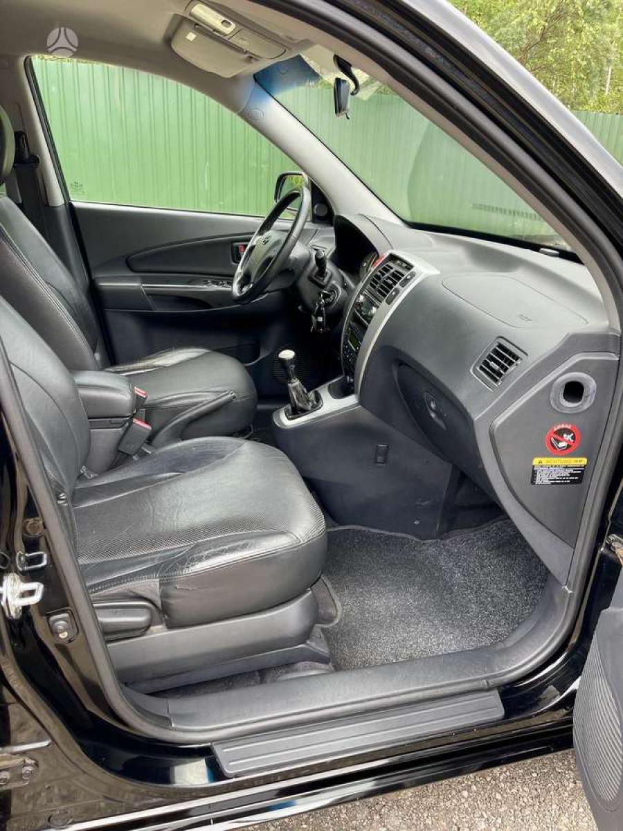 Black Hyundai Tucson 2008 in Telschi, with an engine capacity of 1.98 L and mileage of 245 thousand km for 2750 €, photo 19 on AUTOMOTO.COM.LV