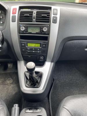 Black Hyundai Tucson 2008 in Telschi, with an engine capacity of 1.98 L and mileage of 245 thousand km for 2750 €, photo 22 on AUTOMOTO.COM.LV