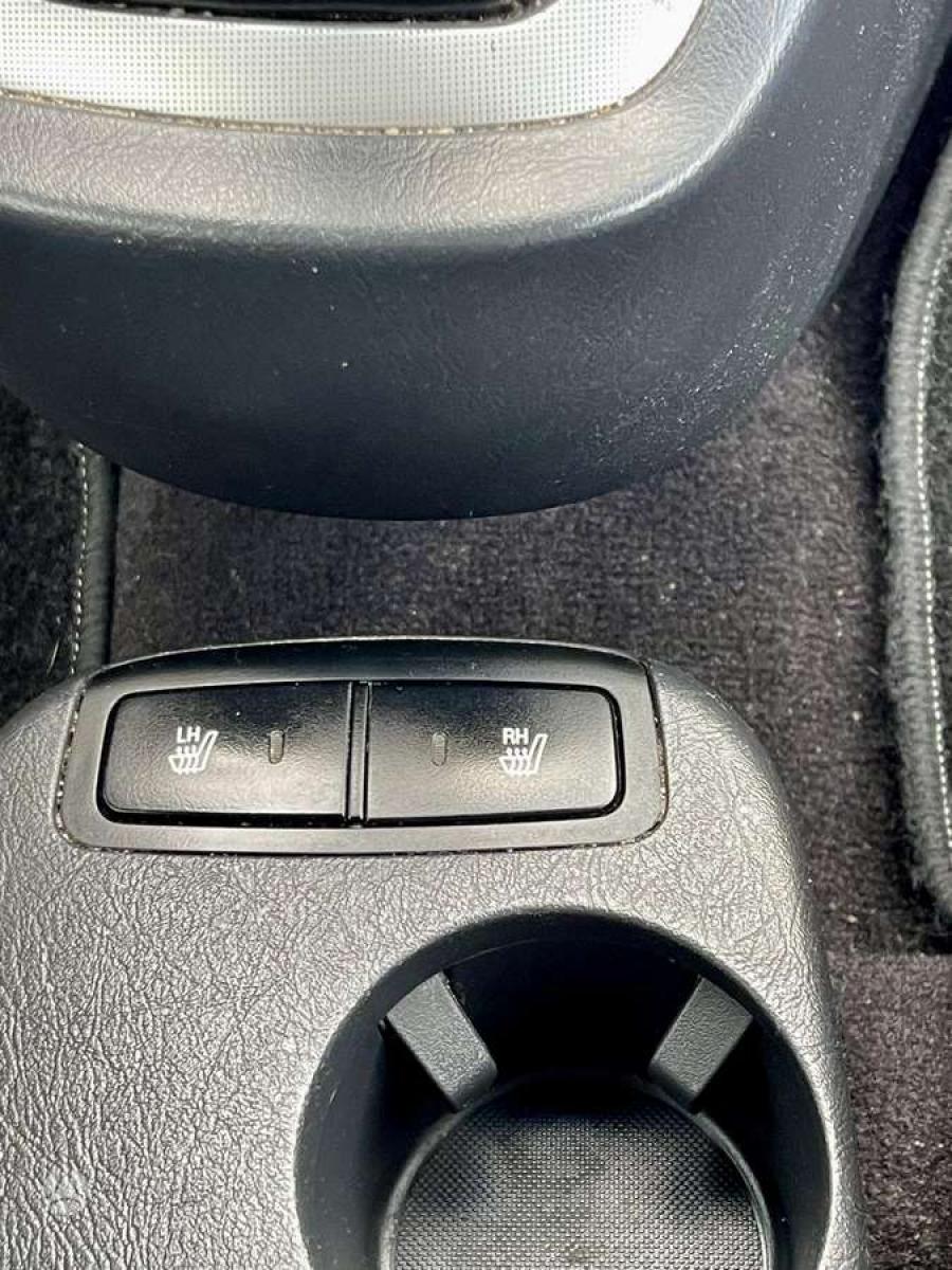 Black Hyundai Tucson 2008 in Telschi, with an engine capacity of 1.98 L and mileage of 245 thousand km for 2750 €, photo 23 on AUTOMOTO.COM.LV