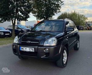 Black Hyundai Tucson 2008 in Vilnius, with an engine capacity of 2.00 L and mileage of 309 thousand km for 1799 €, photo  on AUTOMOTO.COM.LV