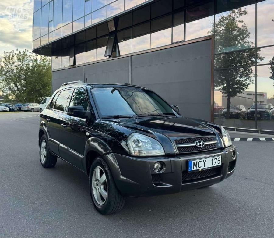 Black Hyundai Tucson 2008 in Vilnius, with an engine capacity of 2.00 L and mileage of 309 thousand km for 1799 €, photo 3 on AUTOMOTO.COM.LV