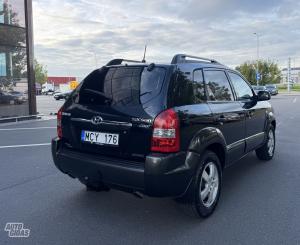 Black Hyundai Tucson 2008 in Vilnius, with an engine capacity of 2.00 L and mileage of 309 thousand km for 1799 €, photo 5 on AUTOMOTO.COM.LV
