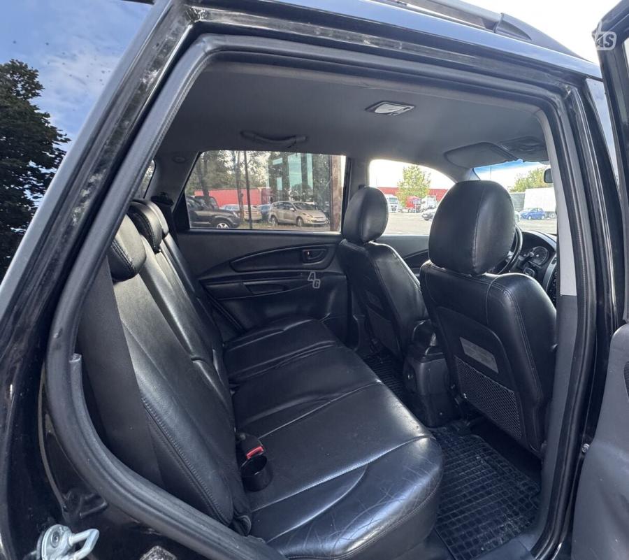 Black Hyundai Tucson 2008 in Vilnius, with an engine capacity of 2.00 L and mileage of 309 thousand km for 1799 €, photo 8 on AUTOMOTO.COM.LV
