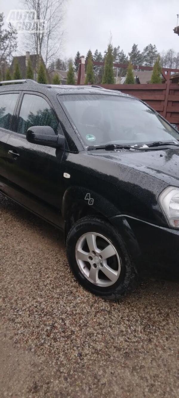 Black Hyundai Tucson 2009 in Utena, with an engine capacity of 2.00 L and mileage of 230 thousand km for 3100 €, photo 2 on AUTOMOTO.COM.LV