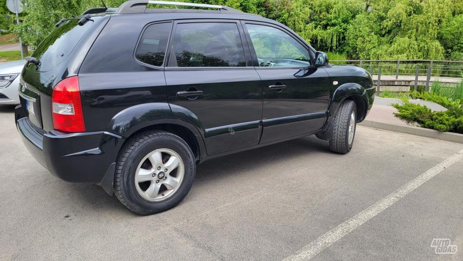 Black Hyundai Tucson 2009 in Vilnius, with an engine capacity of 2.00 L and mileage of 130 thousand km for 2750 €, photo 4 on AUTOMOTO.COM.LV