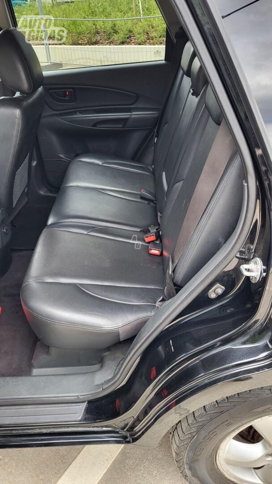 Black Hyundai Tucson 2009 in Vilnius, with an engine capacity of 2.00 L and mileage of 130 thousand km for 2750 €, photo 14 on AUTOMOTO.COM.LV