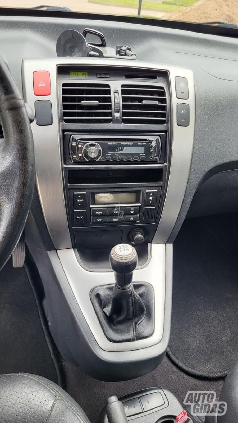Black Hyundai Tucson 2009 in Vilnius, with an engine capacity of 2.00 L and mileage of 130 thousand km for 2750 €, photo 15 on AUTOMOTO.COM.LV
