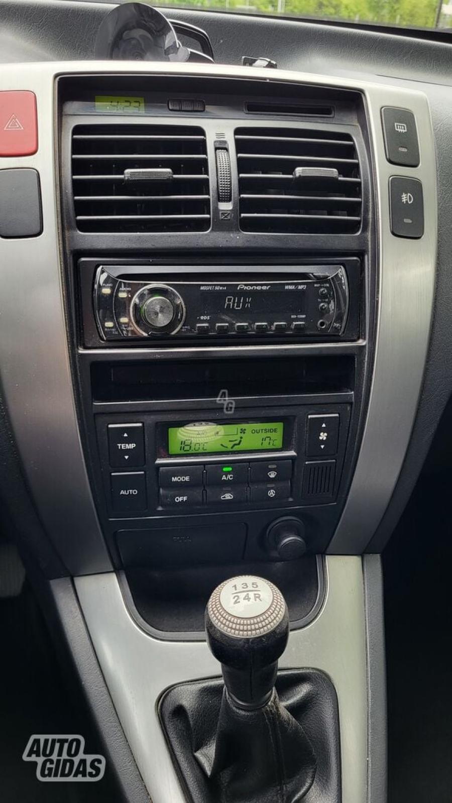 Black Hyundai Tucson 2009 in Vilnius, with an engine capacity of 2.00 L and mileage of 130 thousand km for 2750 €, photo 17 on AUTOMOTO.COM.LV