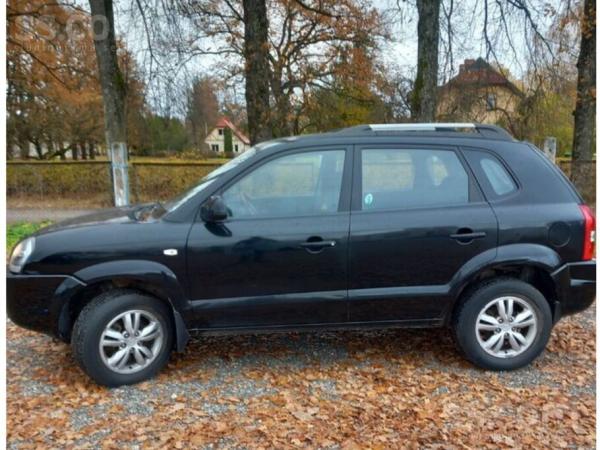 Black Hyundai Tucson 2009 in Cesis, with an engine capacity of 2.00 L and mileage of 120 thousand km for 2950 €, photo 2 on AUTOMOTO.COM.LV